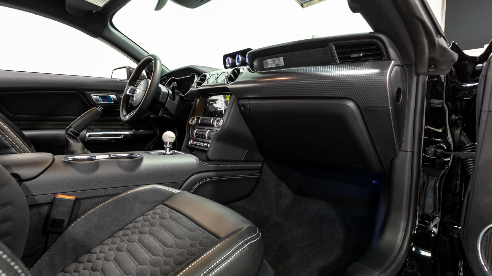 Mustang 2022 V6 Interior